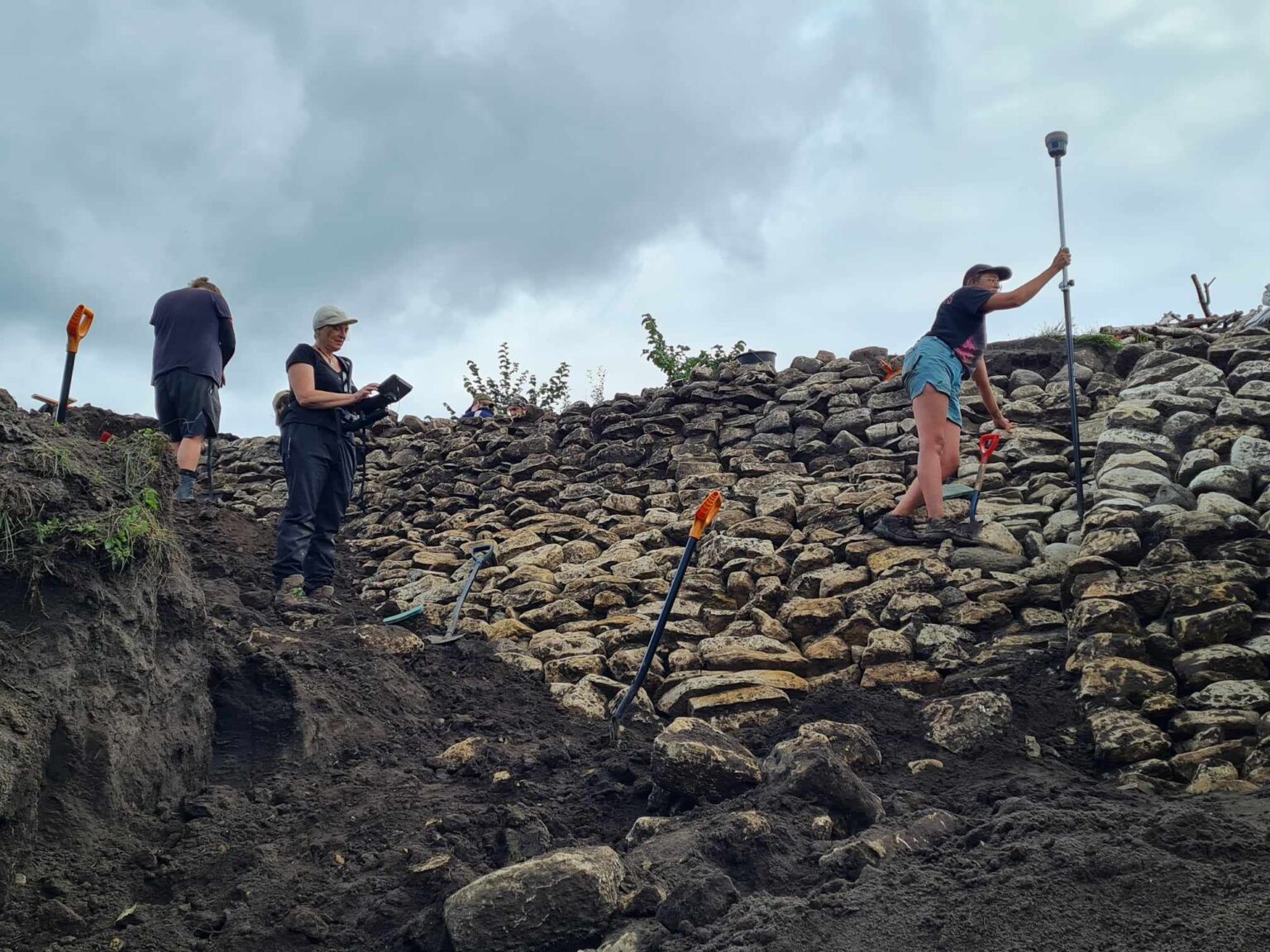 Arheoloogid kaevasid Valjalas välja muinaslinnuse võimsad kivivallid ...